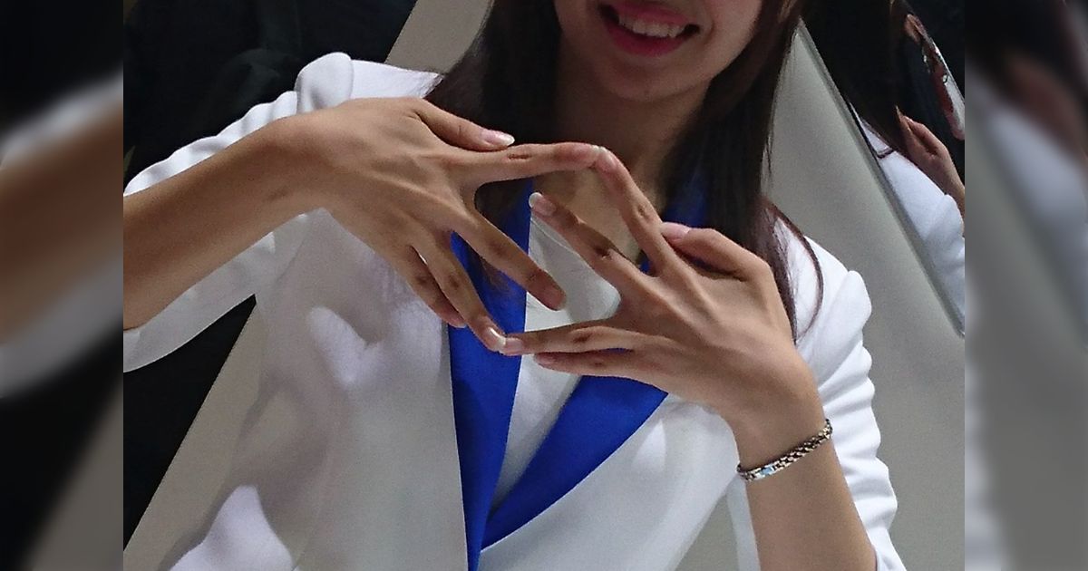 SUZUKIのコンパニオンさんの手がS - posfie