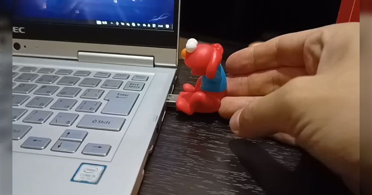 突然「USBに指すと腹筋するエルモ」をもらったがメモリもなくて使用用途がわからない…意外な使用法が判明 - Togetter [トゥギャッター]