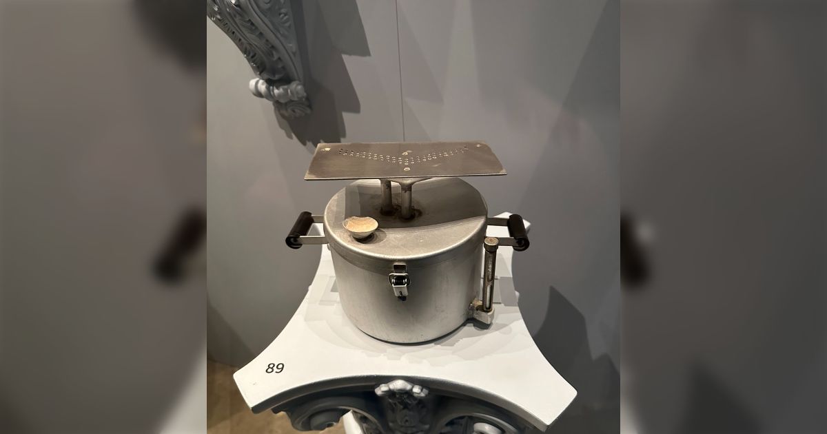 【全裸中年男性氏】KGB名物「蒸気で封筒開け開けマシーン」 - posfie