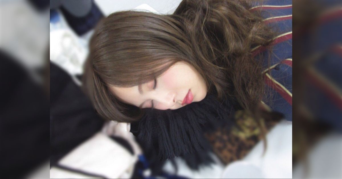 叩いてくる彼女 - posfie