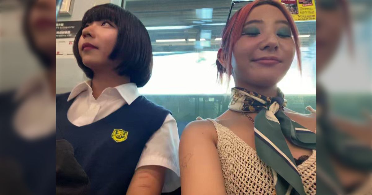 電車で自撮りしたら隣のJKが写りこんだので一緒に海に行った話…「罠でもいい…罠でもいいんだッ!!」と乗る反応も - Togetter [トゥギャッター]