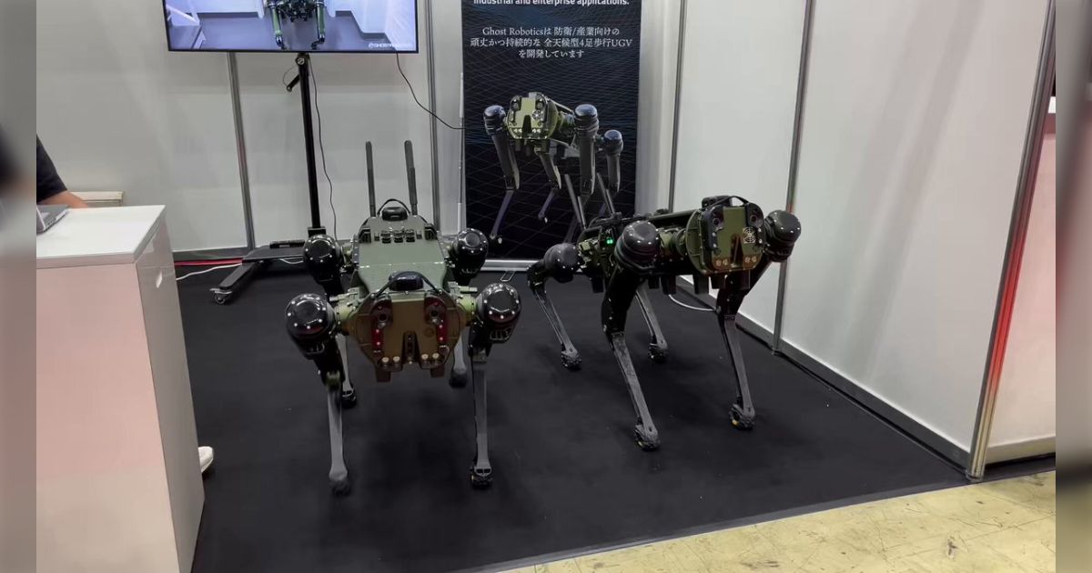 会場内をうろつく『防衛産業の犬(Ghost Robotics Vision 60 Q-UGV)』 -国際航空宇宙展2024(JA2024)ネタ- - posfie