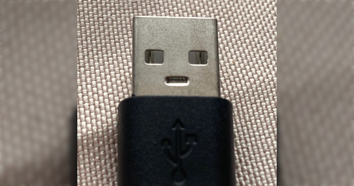USB-Aの裏表間違える問題、妻に愚痴ったら→「カワイイ顔の方が表だよ」「本当だ」 - Togetter [トゥギャッター]