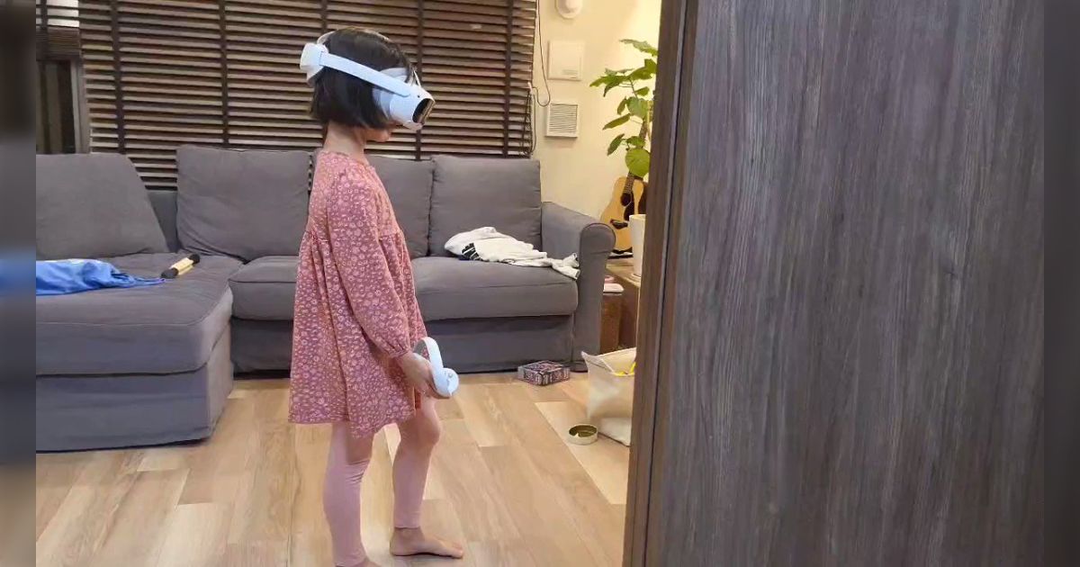 「最近ウチの子がサイバー上の犬と遊んでる。電脳コイルの時代はもう来ていたのか」VRヘッドセットを使って遊ぶ子供の姿に色々なことを考える皆様 - Togetter [トゥギャッター]