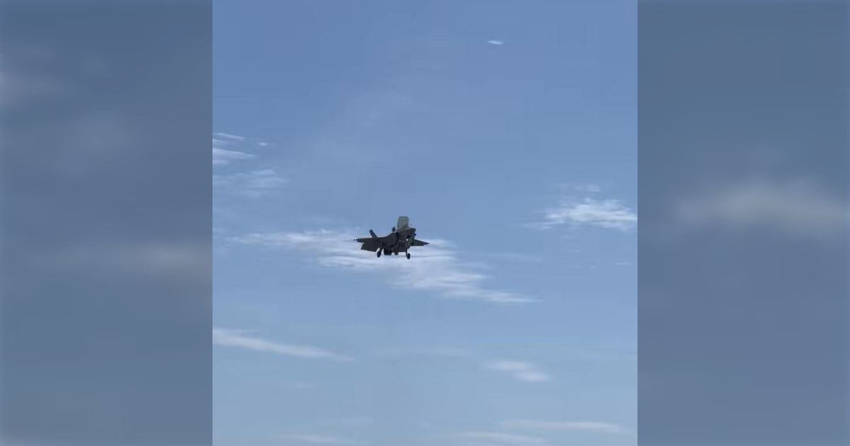 戦闘機F-35Bが上空で停止して360度回転したけど違和感がハンパない「バックまでしてる？」「CG?特撮？UFO?」 - Togetter [トゥギャッター]