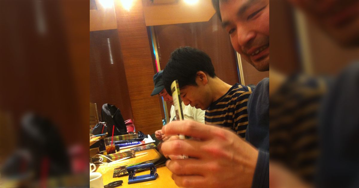 映画『ジョギング渡り鳥』チラシ配りツアー＜ハイフリングバード＞「夜チラシ」 ver in 高円寺 - posfie