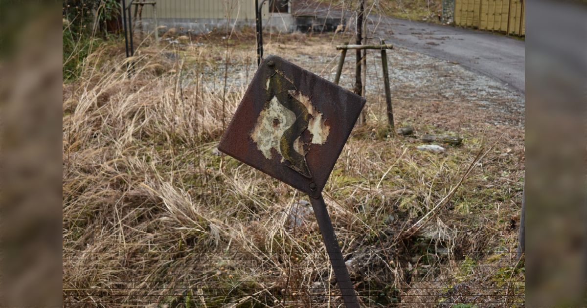 満身創痍な警戒標識 - posfie