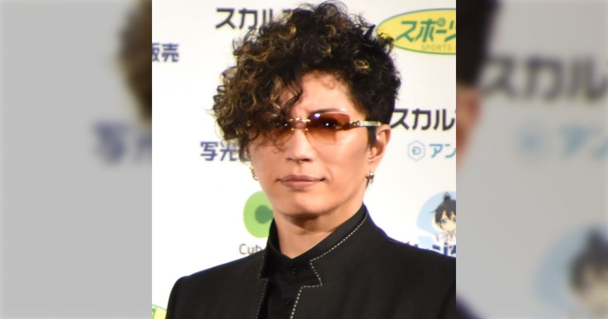 GACKTが復帰、「2週間くらい倒れてた」その後も闘病生活を送っていた。乾癬で円形脱毛症も。 - posfie