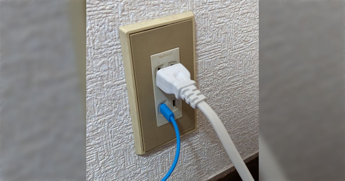 子供の行動はやばい。。、一部には、コンセントカバーつけてたけど。。。家全体やらなあなぁ。。。→子供ヤバい - Togetter [トゥギャッター]