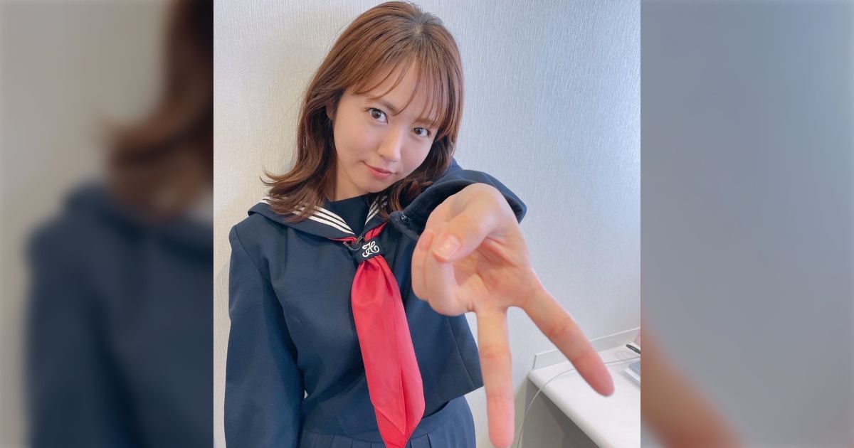 磯山さやか、セーラ服姿で“流行りのギャルピース” ファン絶賛「現役JKでもイケる!」「全然違和感ない」 - Togetter [トゥギャッター]