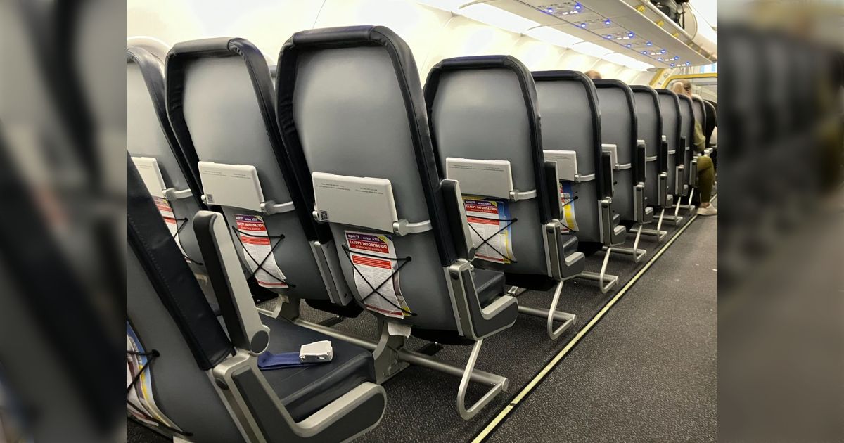 LCCのスピリット航空に乗ってデルタ航空の半額でロサンゼルス行ったけど「尻の肉が取れる」と思った「高速バスのほうがマシ」「はかた号かな」 - Togetter [トゥギャッター]